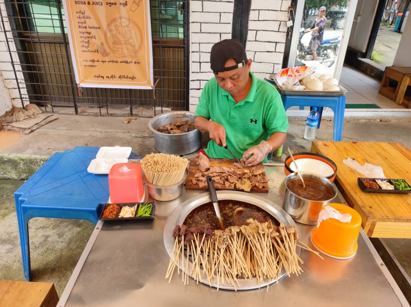 သန့်ရှင်းသပ်ရပ်တဲ့အပြင် တစ်ချောင်းကိုမှ ၁၀၀ ကျပ်နဲ့စားရမယ့်စောဗိုက်ပူဝက်သားတုတ်ထိုး Duwun