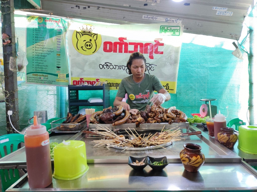 စားဖိုမှုးဝန်ထမ်းဘဝကိုစွန့်လွှတ်ပြီး အောင်မြင်တဲ့ဝက်သားတုတ်ထိုးဆိုင်ဖွင့်နိုင်ခဲ့တဲ့ဝက်ဘုရင် Duwun